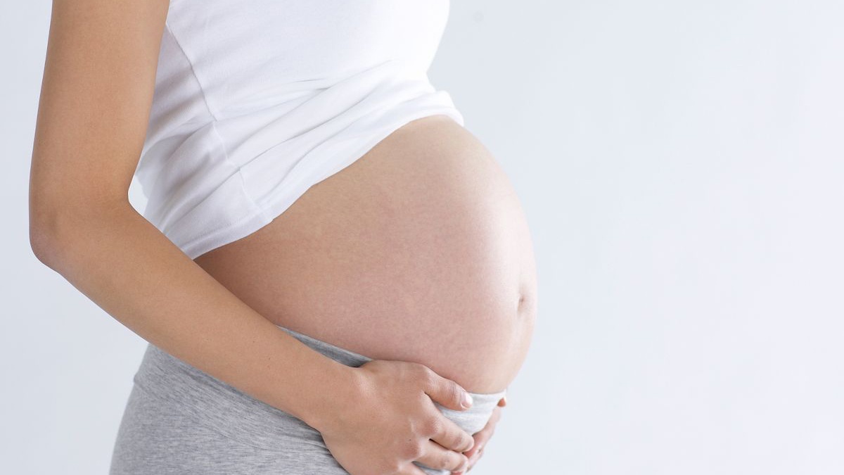 Bà bầu đi tiểu ra máu nguy hiểm không, do nguyên nhân nào?