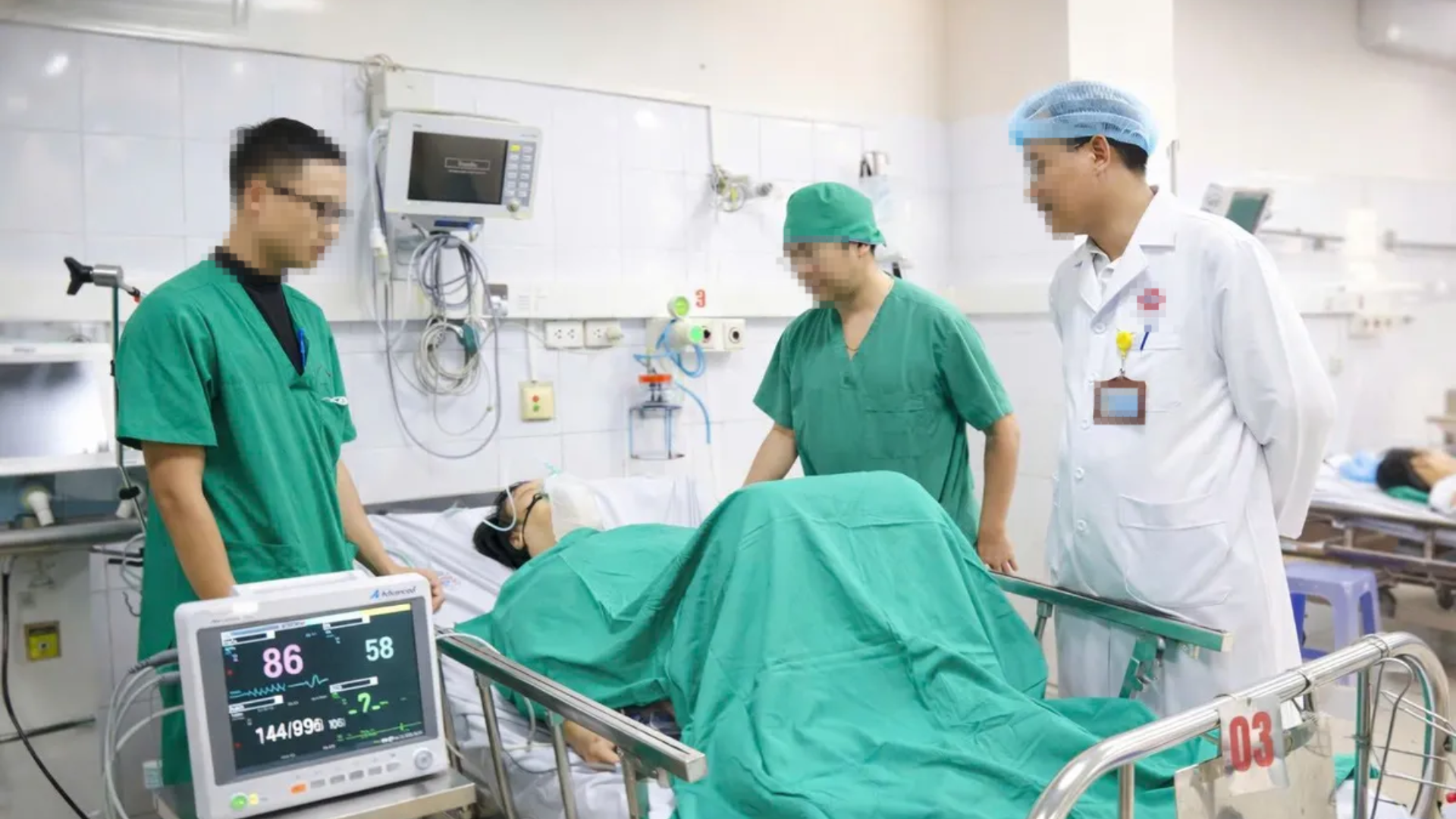 Rơi từ cầu Bãi Cháy, nam bệnh nhân 38 tuổi nguy kịch do sốc đa chấn ...