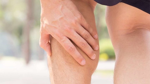 Run chân khi đứng: Nguyên nhân, biểu hiện và cách điều trị