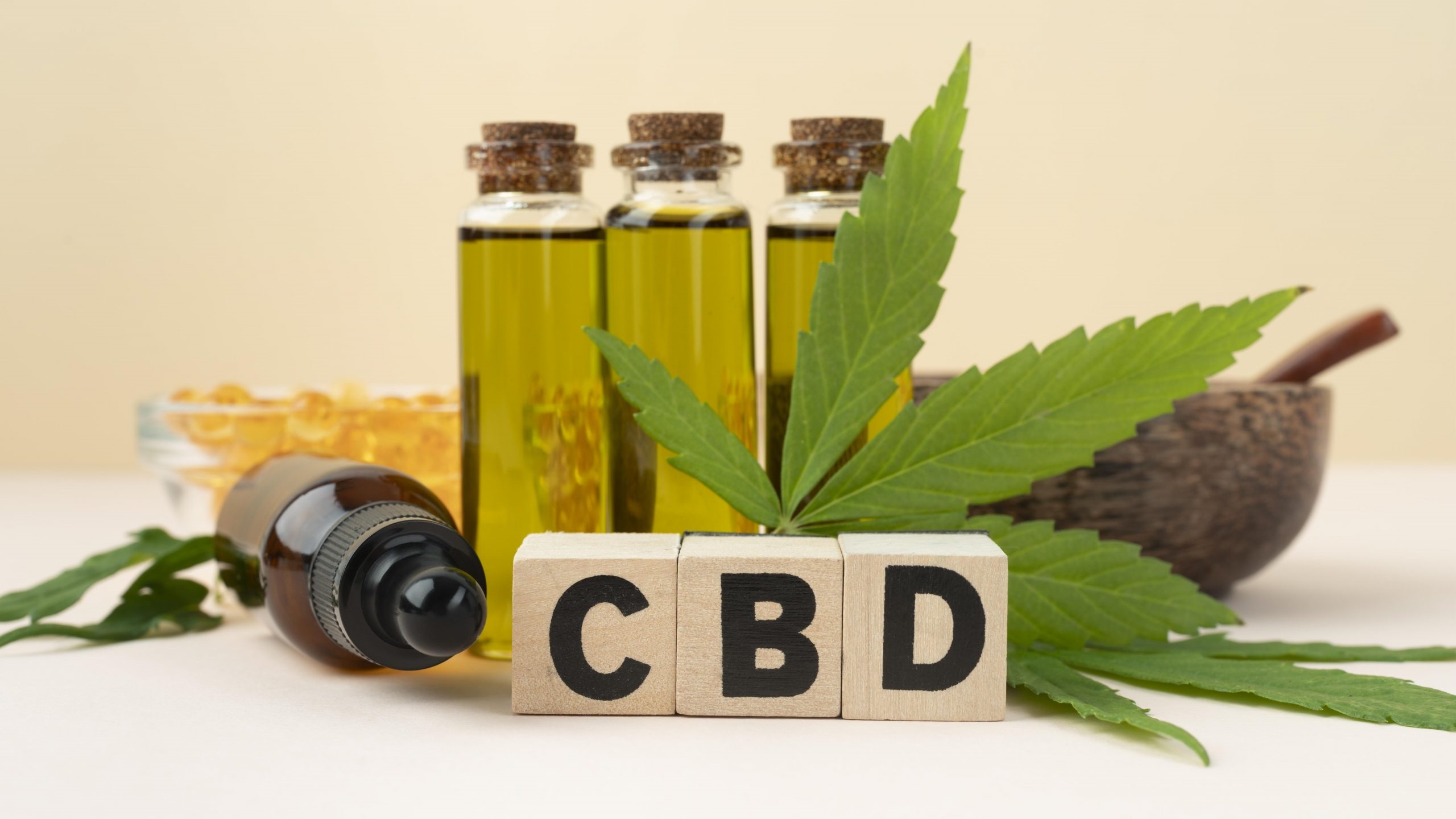 Tinh dầu CBD: Nguồn gốc, lợi ích, liều dùng và tác dụng phụ - Nhà thuốc ...