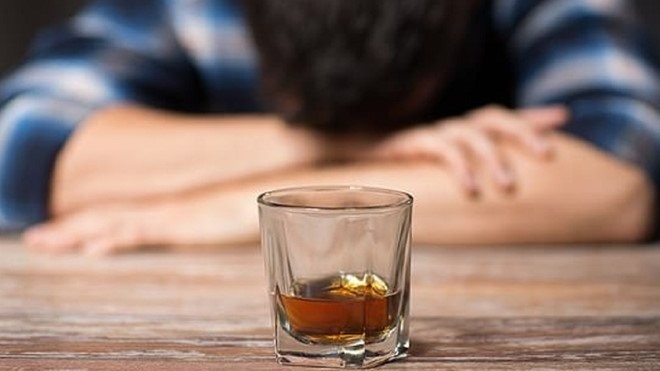 Uống rượu có tốt không? Tác hại tiềm ẩn của rượu là gì?